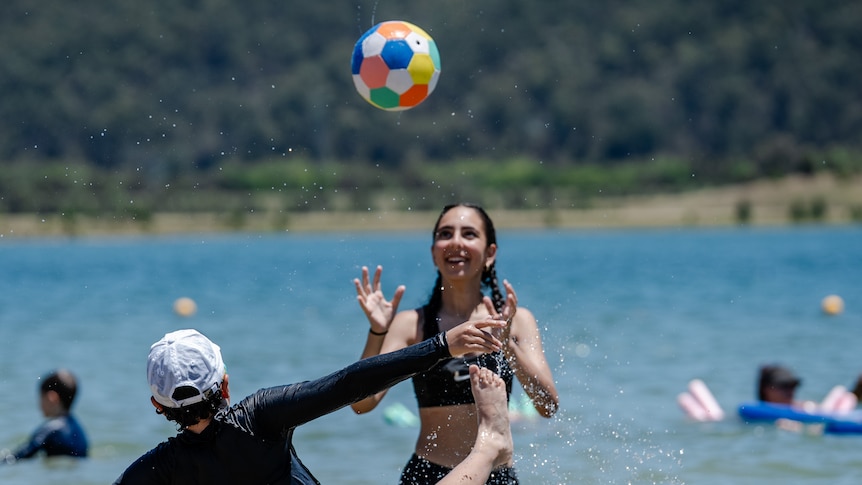 NSW bakes through temperatures above 40 degrees as fire crews ...